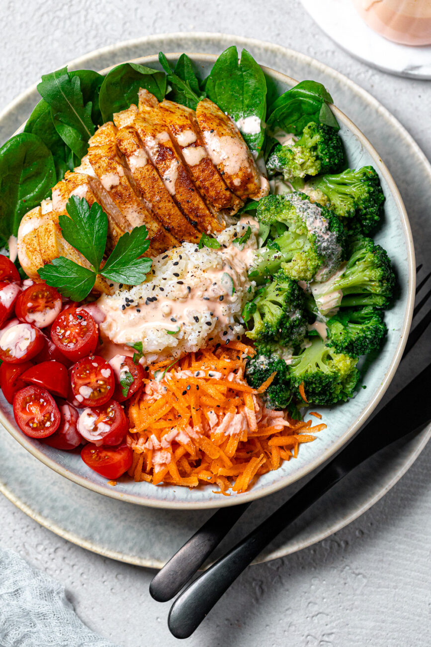 Low Carb Bowl mit Hähnchen, frischem Gemüse & "Reis"