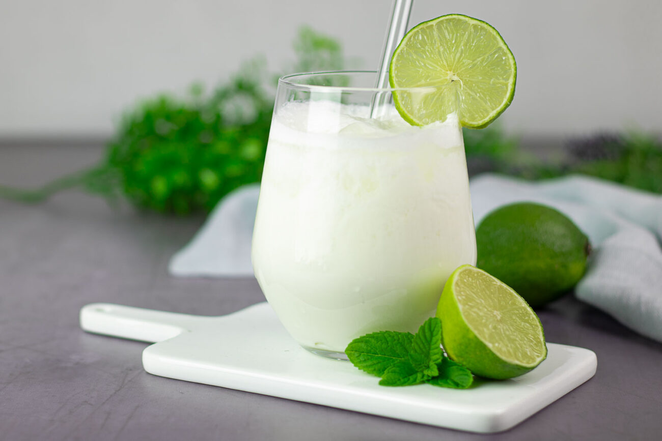 Sommerlicher Low Carb Limetten-Lassi - Ein Hochgenuss!