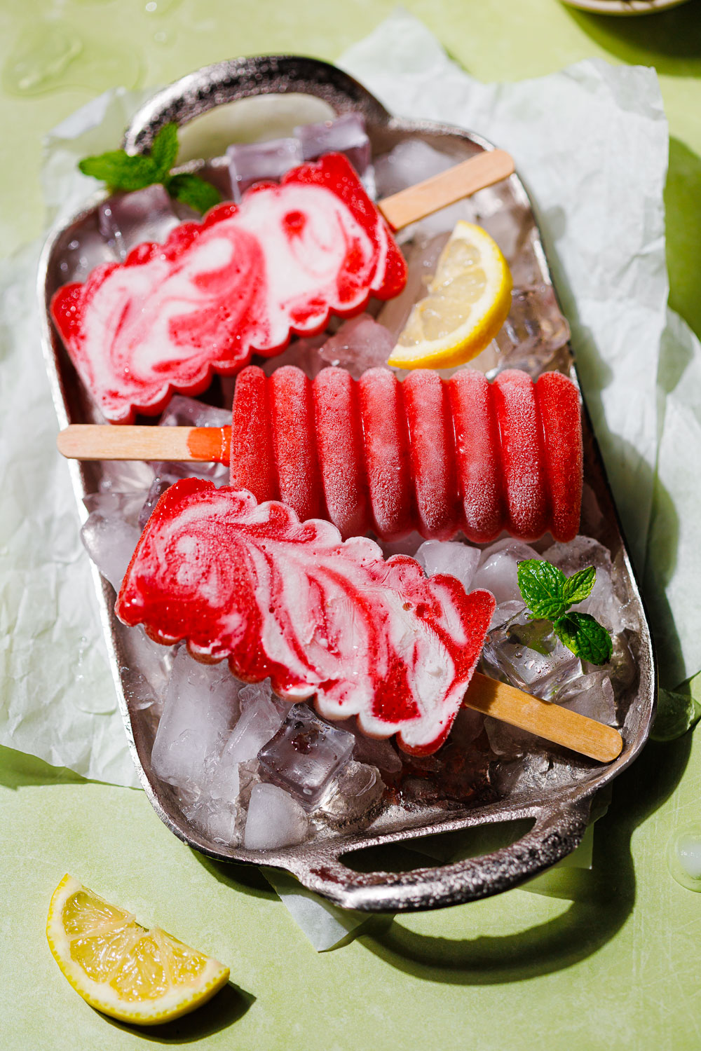 Köstliches Low Carb Erdbeer-Gin-Eis mit Joghurt-Swirl